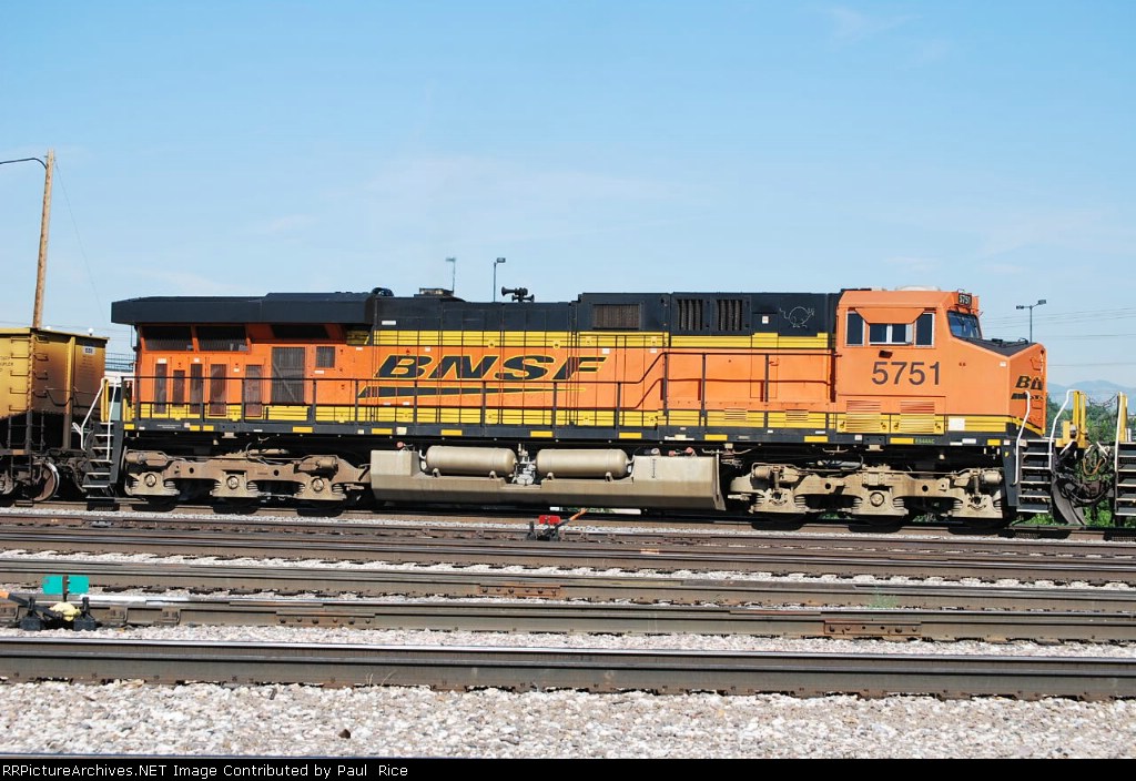 BNSF 5751